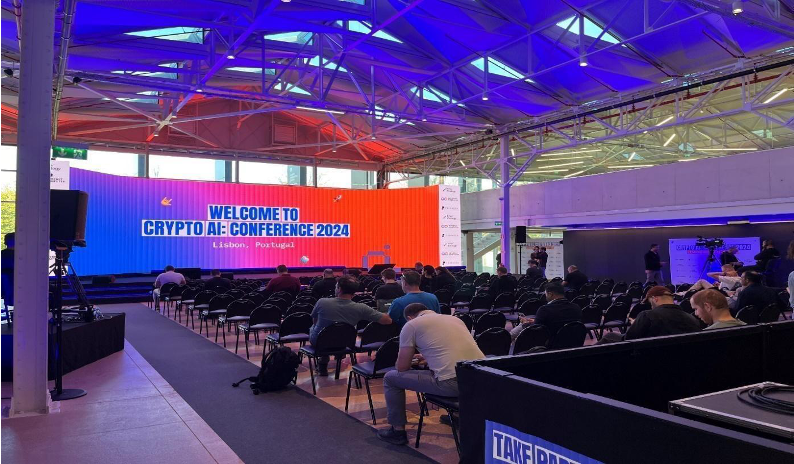 This Photo of an Empty Hall Could Make You a Fortune