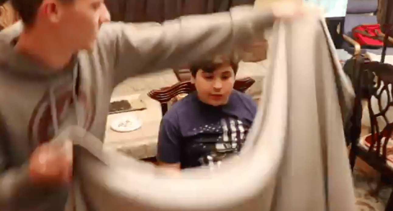 VIDEO: People Are TRICKING Siblings Into Thinking They’re Invisible In ...