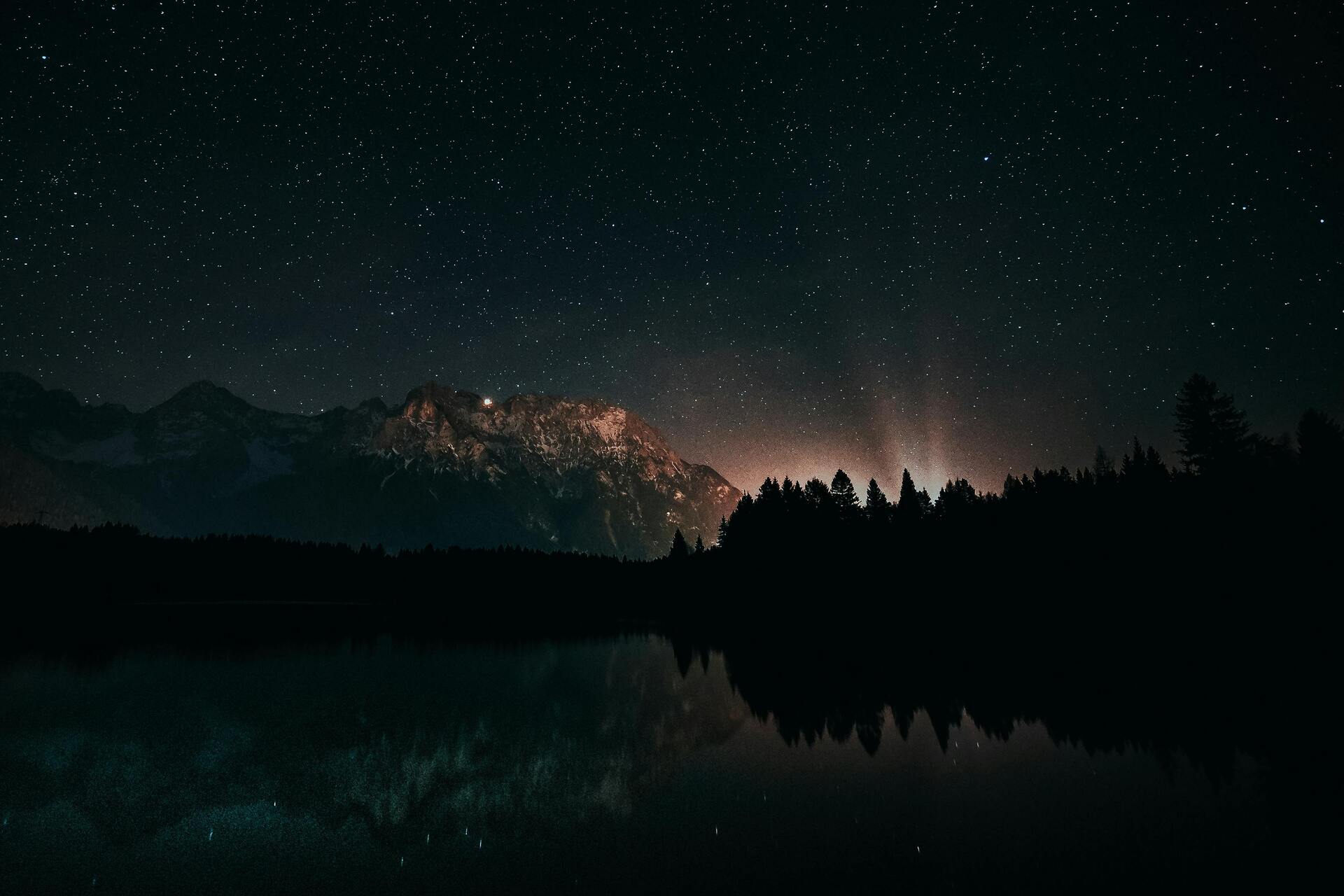 When The Moon Withholds: Emotional Hunger And The Myth Of Constant Comfort