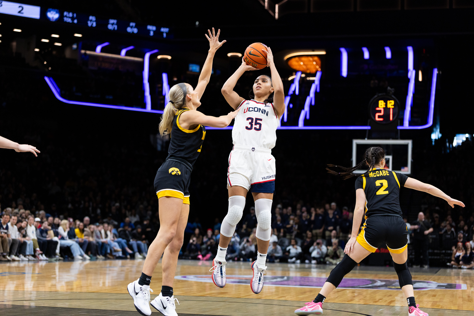 UConn's superstars split the load in blowout win over No. 11 Iowa