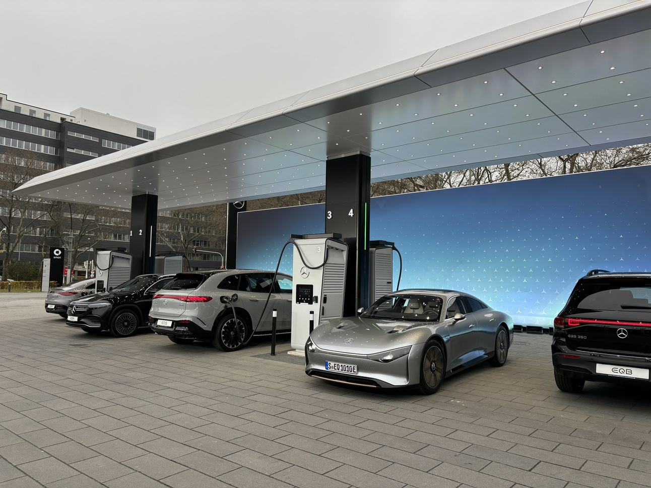 ⚡ Next-gen charging hub by Mercedes ⏭️🔌