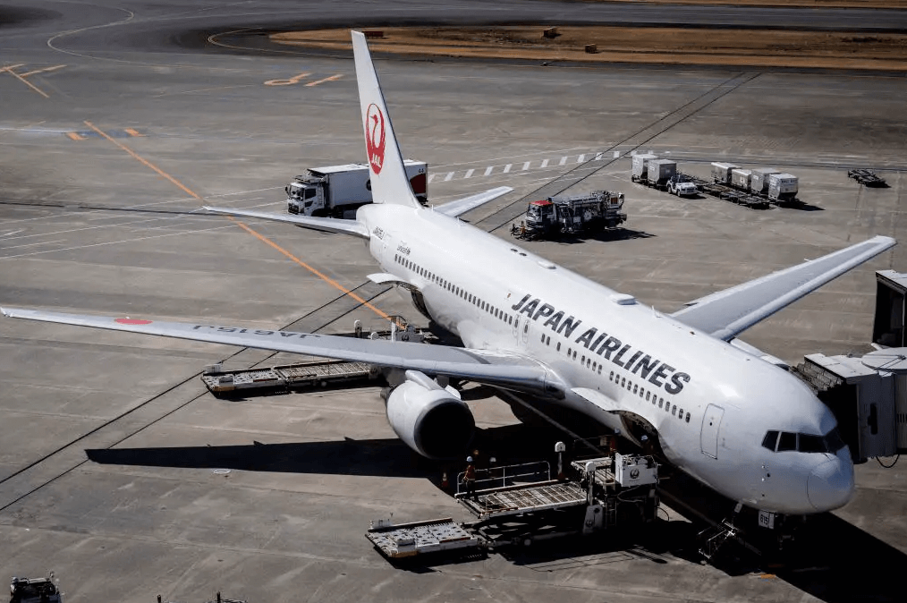 Collision Between Japan Airlines and Delta Flights at Seattle Airport