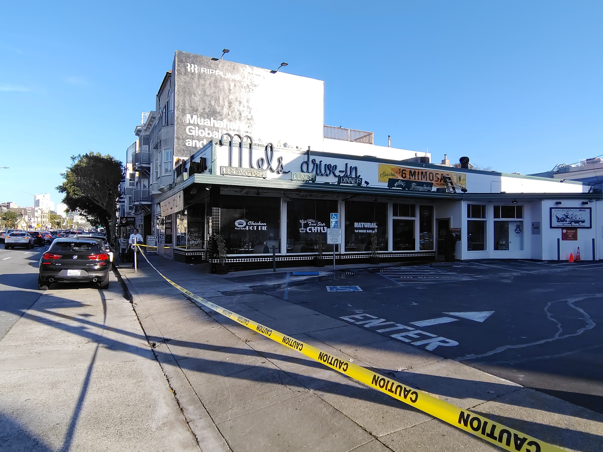 Fire Shuts down Mel's Diner in the Marina