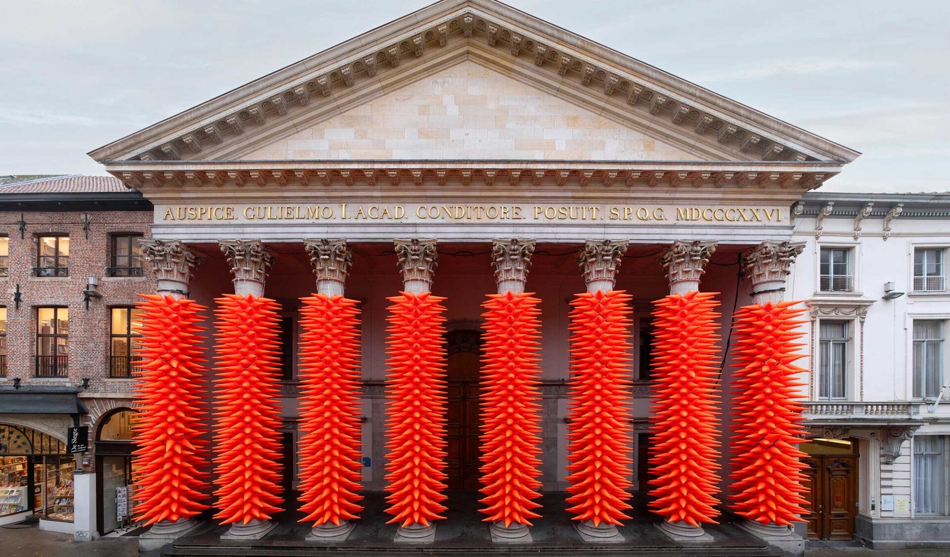 12000 Traffic Cones Turn Building Into Dramatic Art
