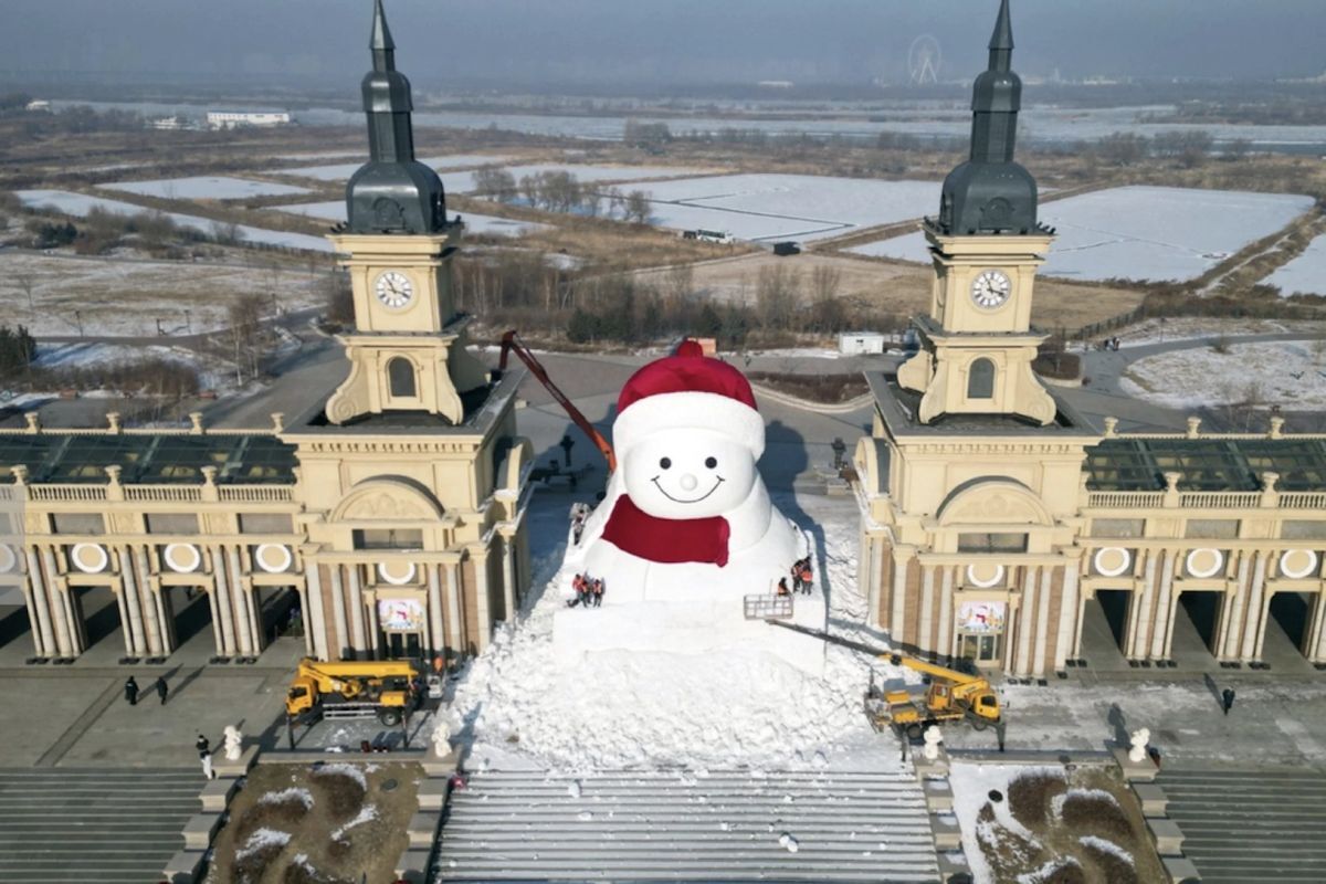 ⛄ Giant snowman brings holiday cheer