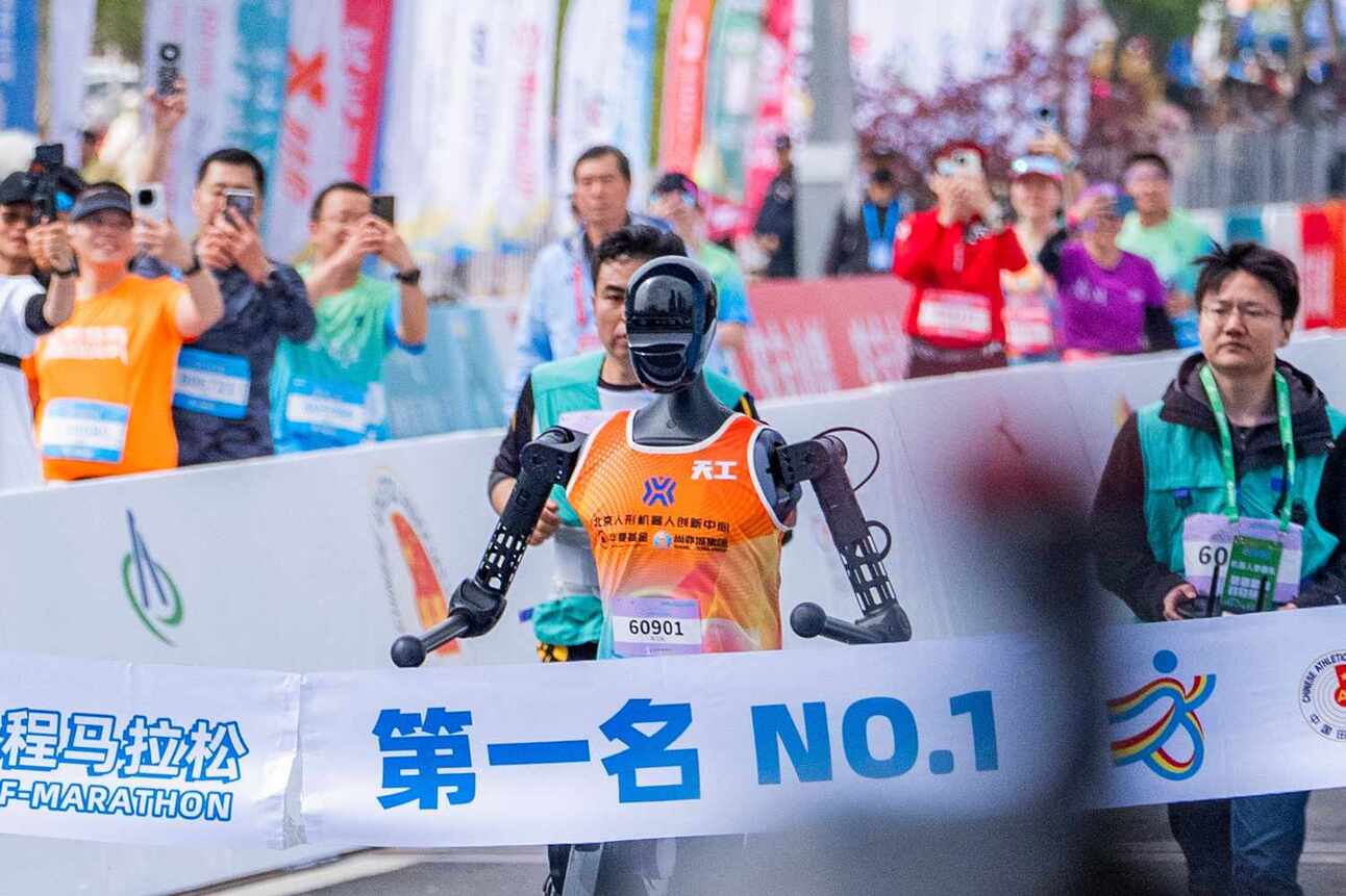 Humanoid robots complete their first half-marathon