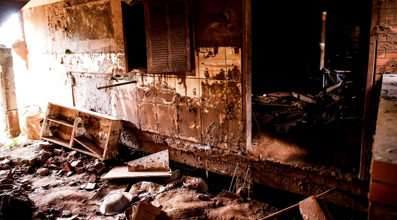 Cleaning up the mud spilled by the Samarco dam