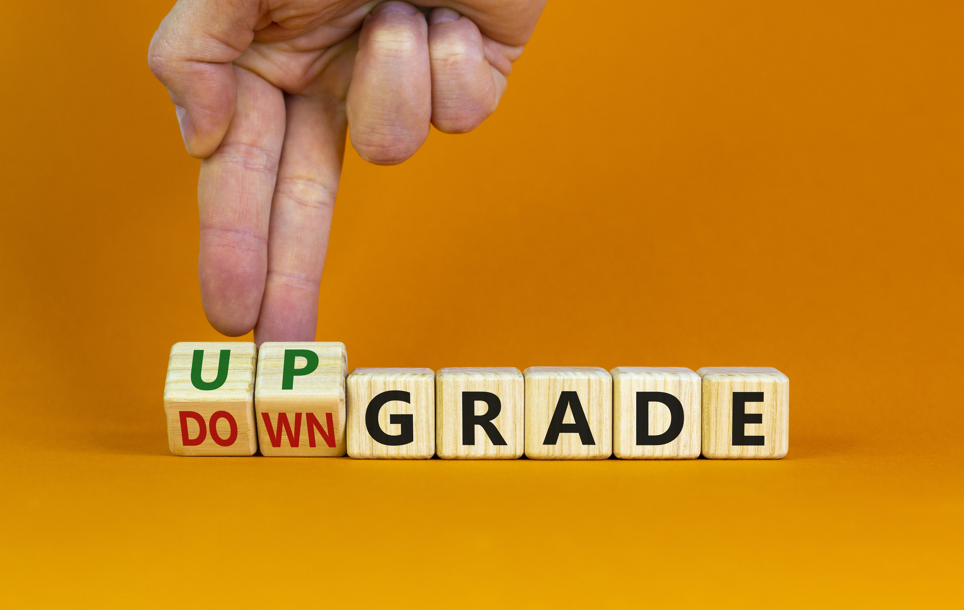 Upgrade vs. Downgrade ล่าสุด!! หุ้น 2 เด็ดน่าเก็บ! สวนทาง 2 ยักษ์ใหญ่ ...
