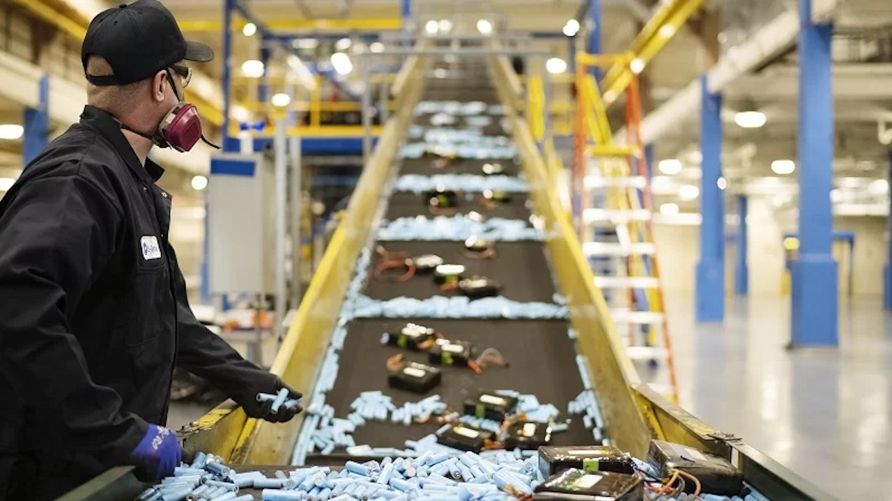 Li-Cycle powers down