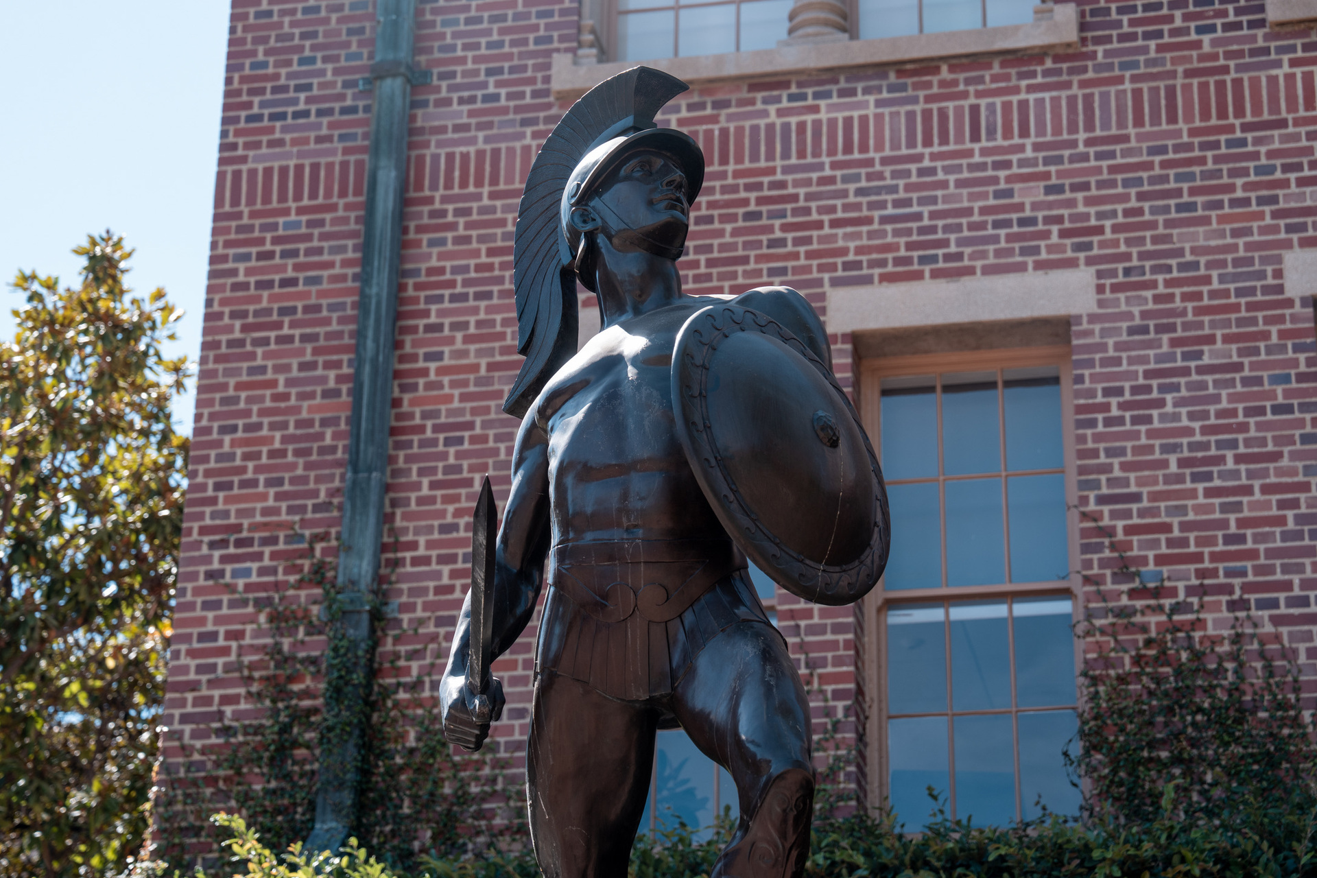 One dead in fire at Heritage student apartment near USC